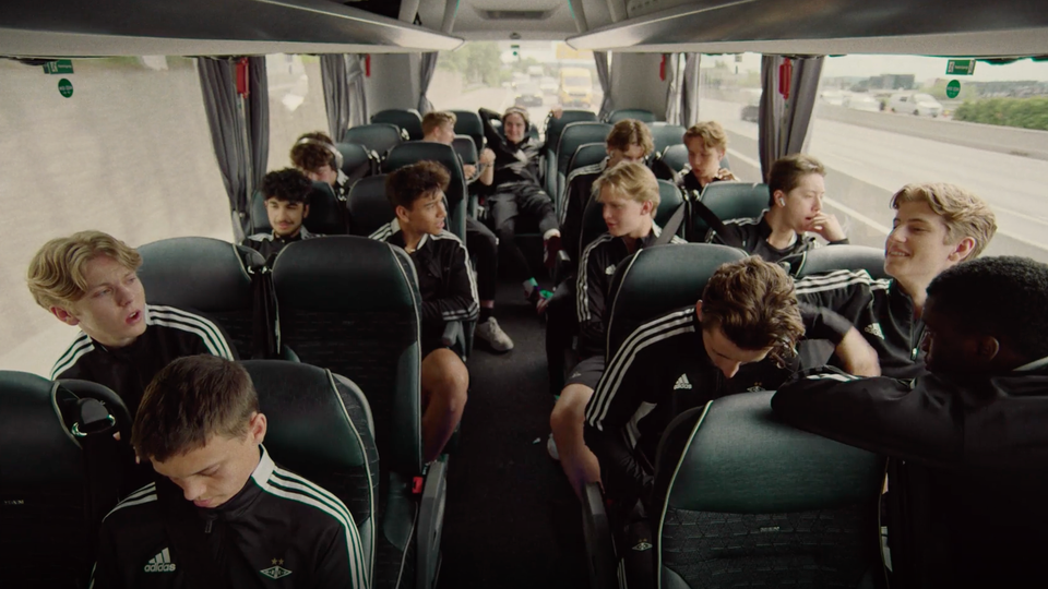 Følg den krevende veien mot proffdrømmen i fotballdramaet «Beist» | NRK