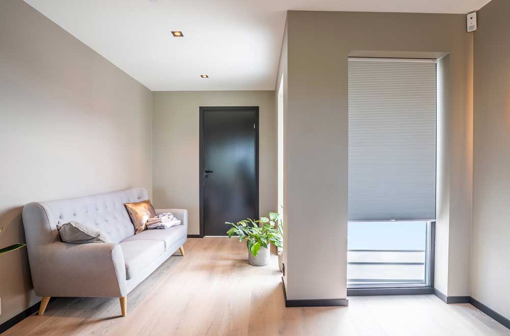 ETTERMONTERT SOLSKJERMING KAN GI TERMISK BRUDD | Glass og Fasadeforeningen