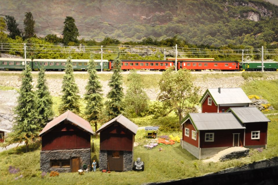 Modelljernbanemessen på Hamar: Sondre på ni år er den yngste ...