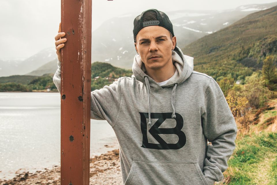 Kevin Boine er tilbake med kjærlighetserklæringen “Aurora” | Universal ...