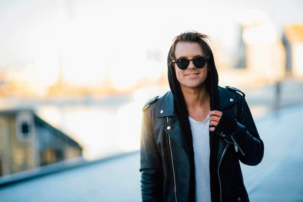 Morgan Sulele med myke pakker til jul | Universal Music Norge