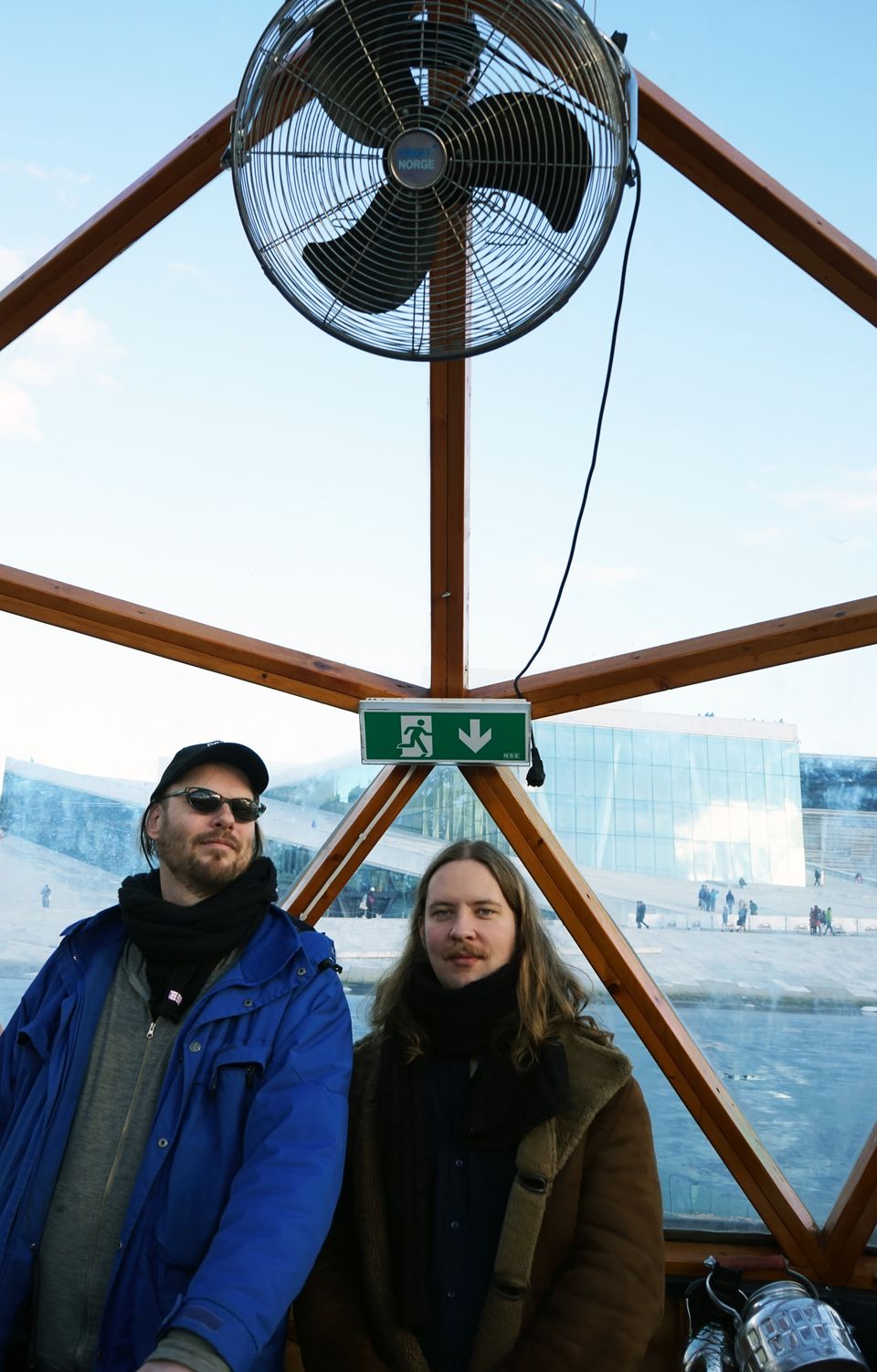 Kenneth Lien & Center of the Universe med discohalling for dansegulvet ...