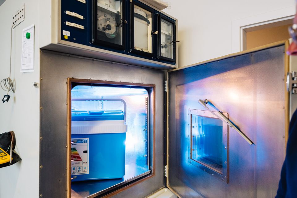 NAF-test av kjølebokser: – Ikke alle klarer å kjøle ned maten | NAF