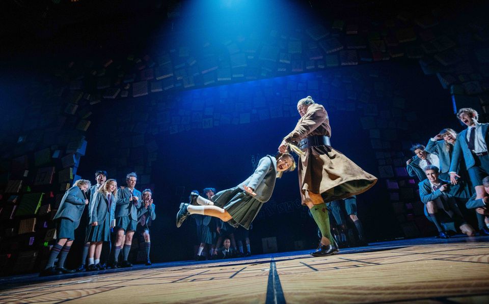 Matilda-musikalen satte fyr på publikum | Scenekvelder AS