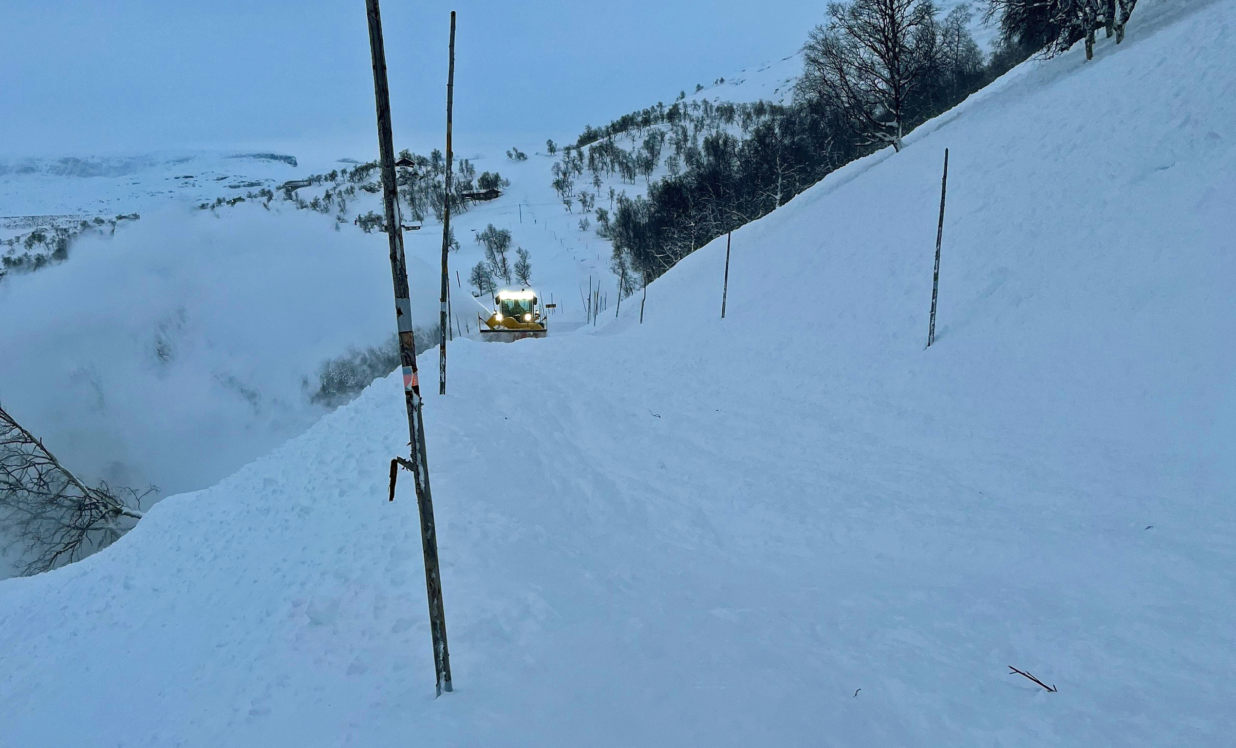 VIDEO: Slik skyt Statens vegvesen ned snø på fjellet for å forhindra ...