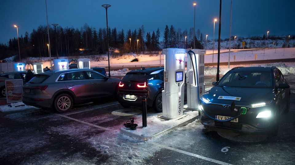 Nybilsalget elektrifiseres: Det selges ti ganger så mange elbiler som dieselbiler | NAF