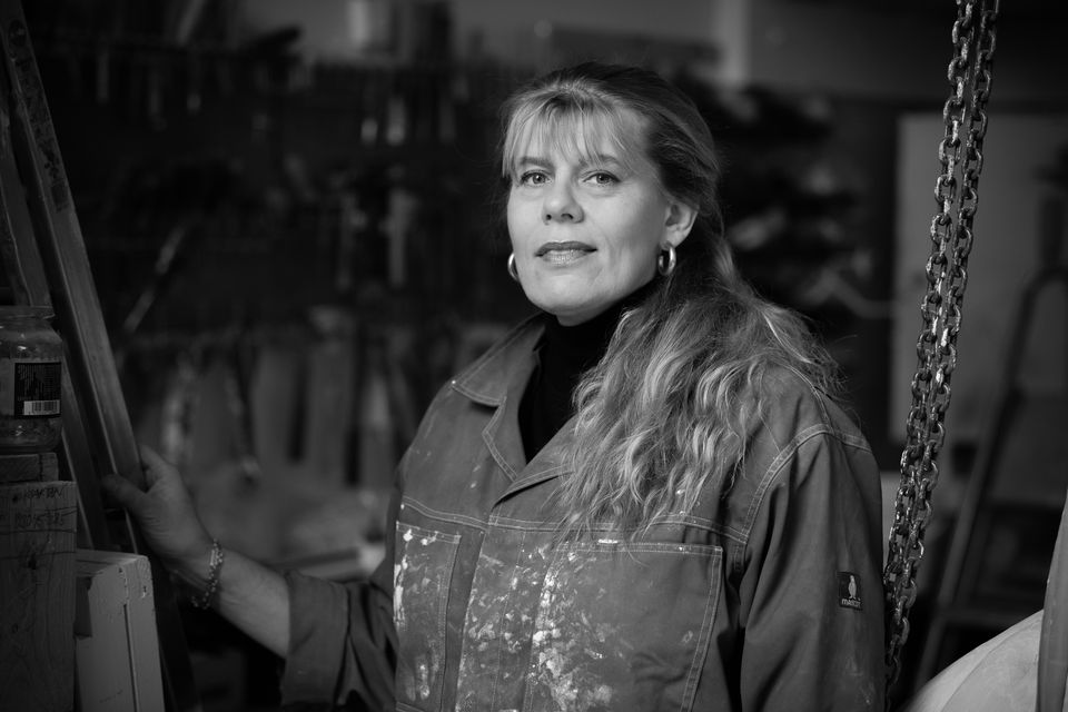 Hun skal lage skulpturen utenfor Stortinget | Stortinget