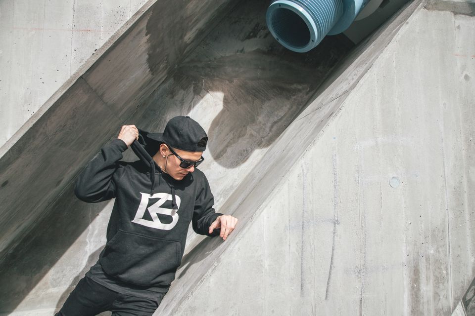 Kevin Boine er tilbake med kjærlighetserklæringen “Aurora” | Universal ...