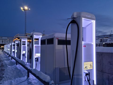 ABB E-mobility leverer ladeinfrastrutur for elektriske lastebiler til ASKOs hovedlager i Vestby ...