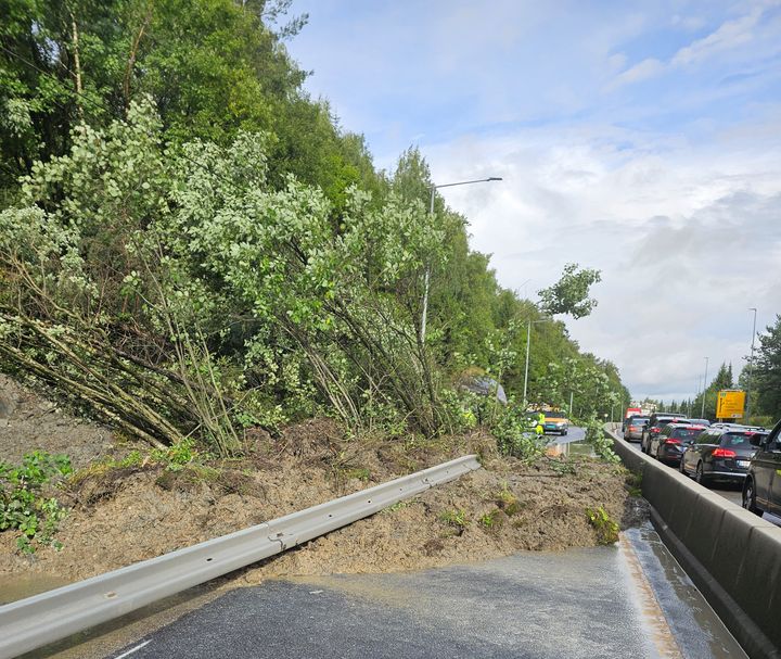 Vegvesenet ber trafikantene om å la bilen stå etter skred på E6 i Oslo ...