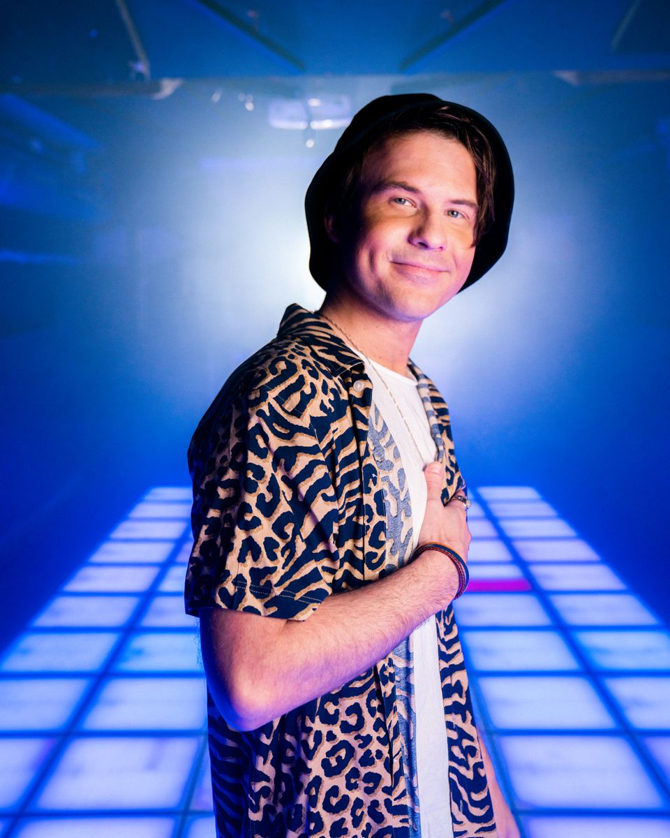 Morgan Sulele danser med seg selv | Sony Music Norway