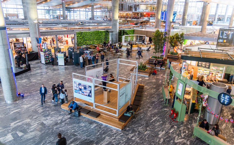 Oslo lufthavn har fått 1600 kvadratmeter med trær, scene, servering og ...
