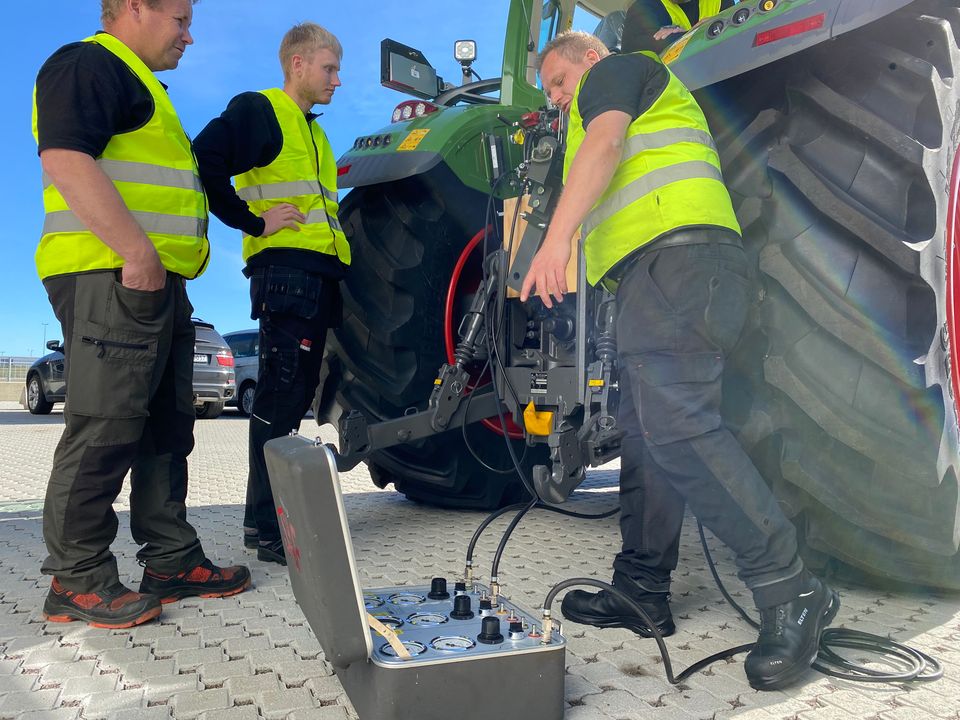 Sertifisert for EU-kontroll på traktor | Felleskjøpet Agri