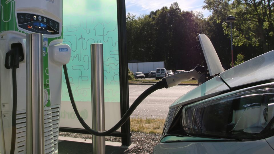 2019 blir første år det selges flere elbiler enn bensin- og dieselbiler til sammen | NAF