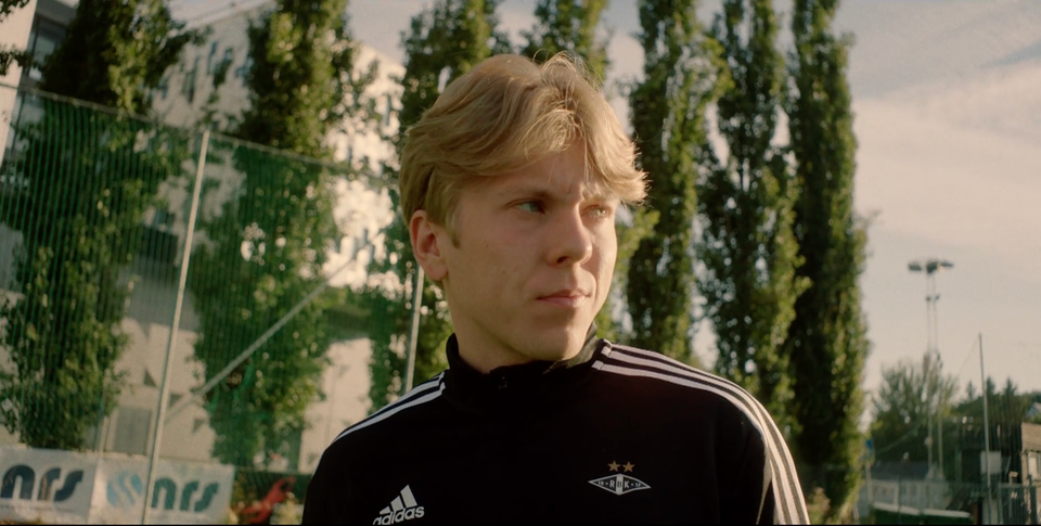 Følg den krevende veien mot proffdrømmen i fotballdramaet «Beist» | NRK