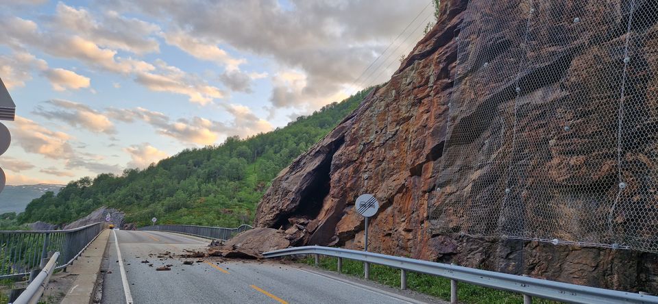 E6 i Sørfold i Nordland er stengt på grunn av ras. | Statens vegvesen