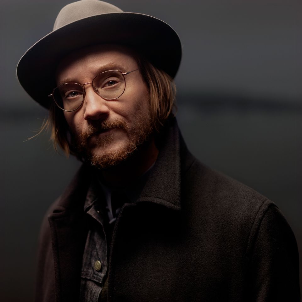 Adam Douglas viser sin unike stemme som både vokalist og formidler på ...