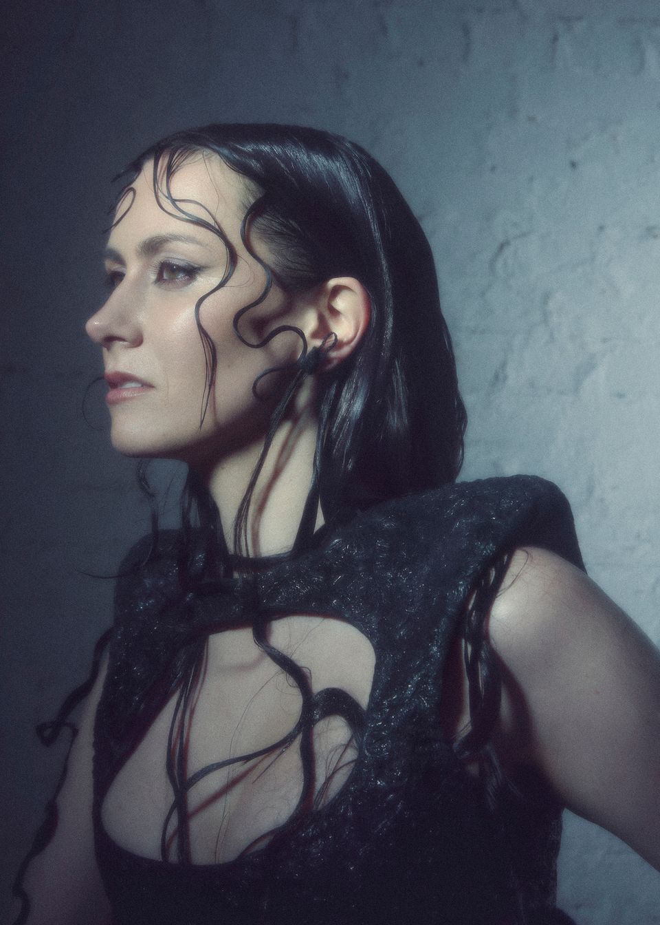 Iris Caltwait tar et oppgjør med usunne relasjoner i "Serpentine" - ute ...