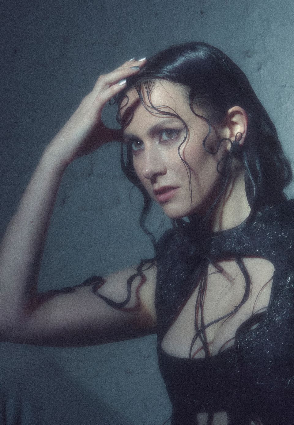 Iris Caltwait tar et oppgjør med usunne relasjoner i "Serpentine" - ute ...