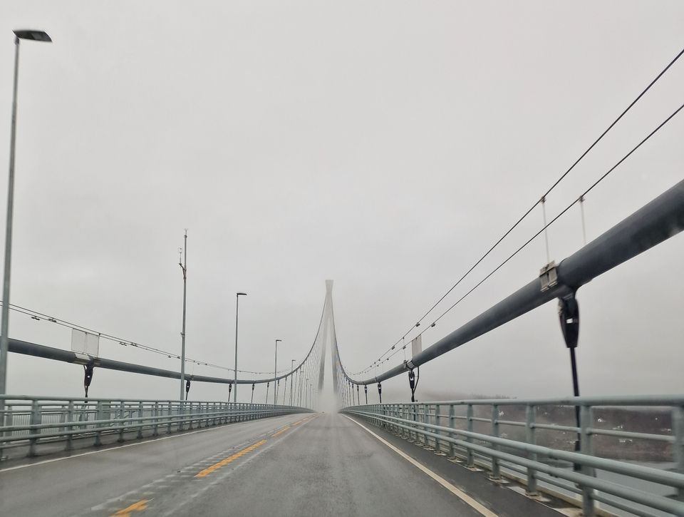 Stenger Hålogalandsbrua for å finne årsaken til asfaltkrøll | Statens ...