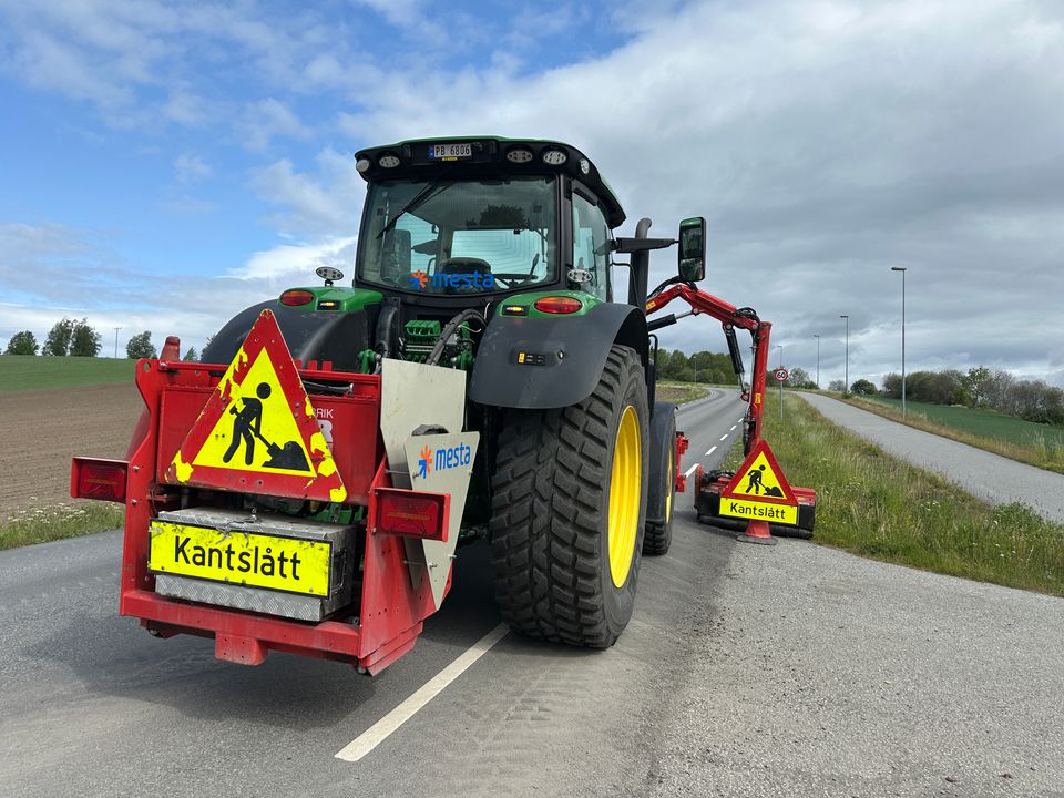 Graset klippes i veikanten– blomster får stå | Mesta