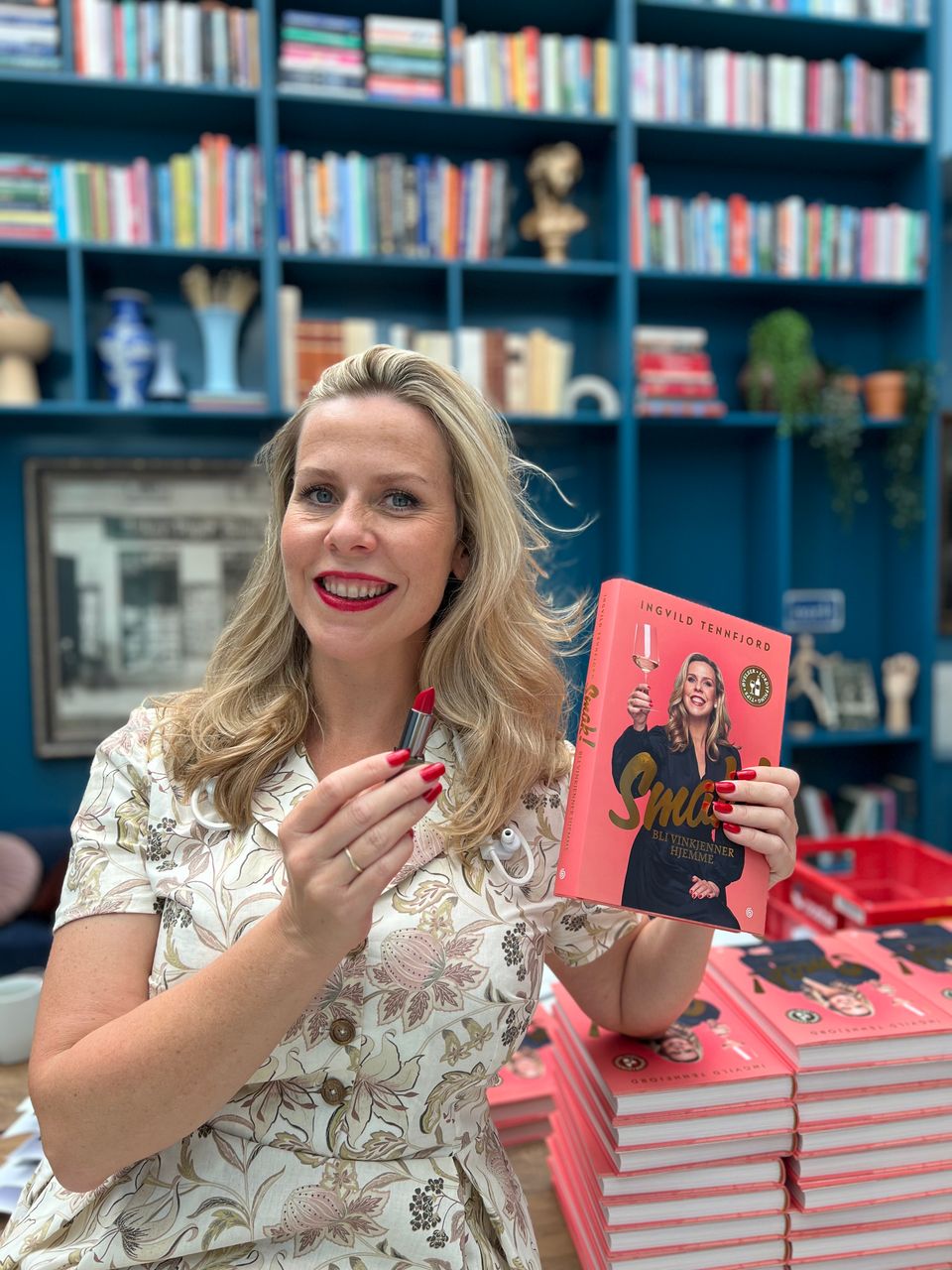 Enorm interesse for vinbok: Ingvild kysser 1800 bøker | Norli