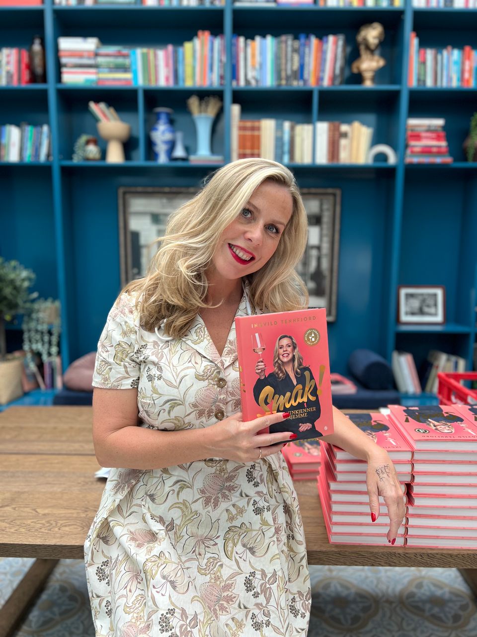 Enorm interesse for vinbok: Ingvild kysser 1800 bøker | Norli