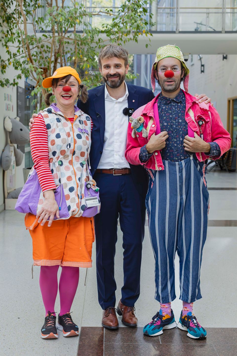 Helse- og omsorgsminister Jan Christian Vestre besøkte Sykehusklovnene ...