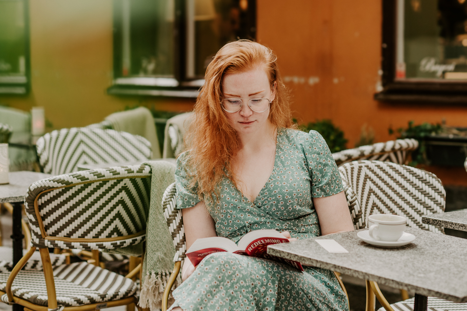 Hver tredje nordmann vil lese bøker for å slippe unna skjermene | Adlibris