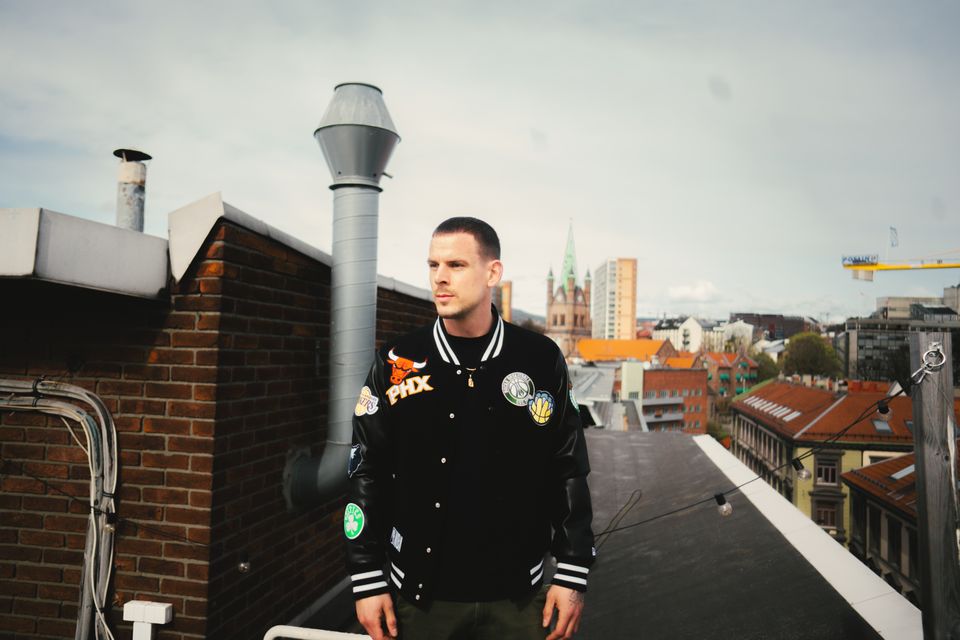 Larsiveli med hyllest til hjembyen | Universal Music Norge