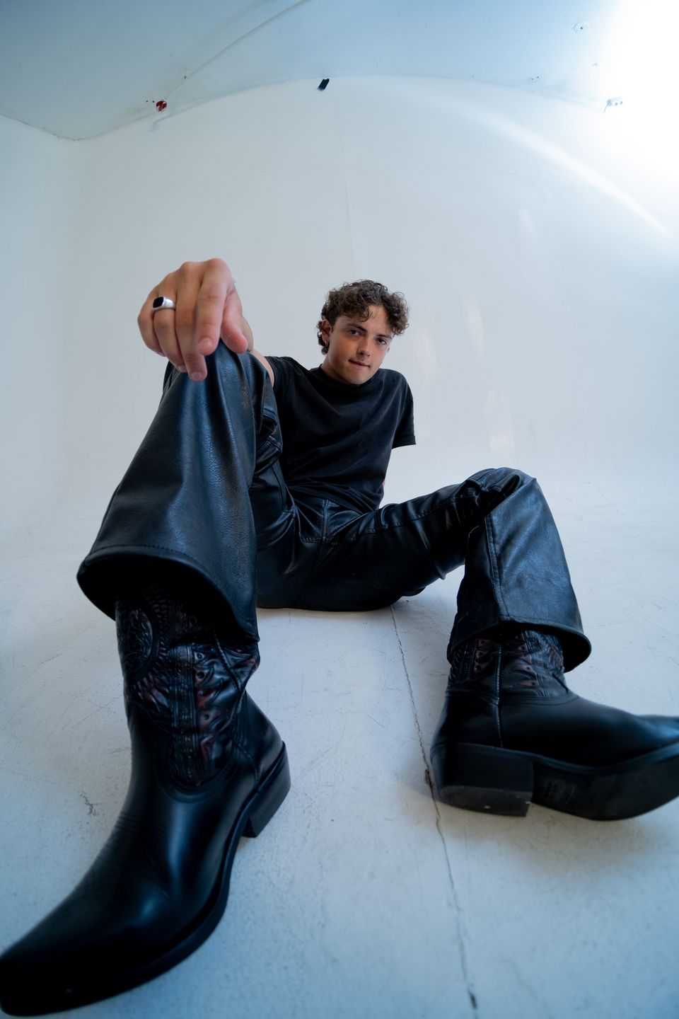 Jonathan Floyd deler kraftfulle “Intensjoner” | Universal Music Norge