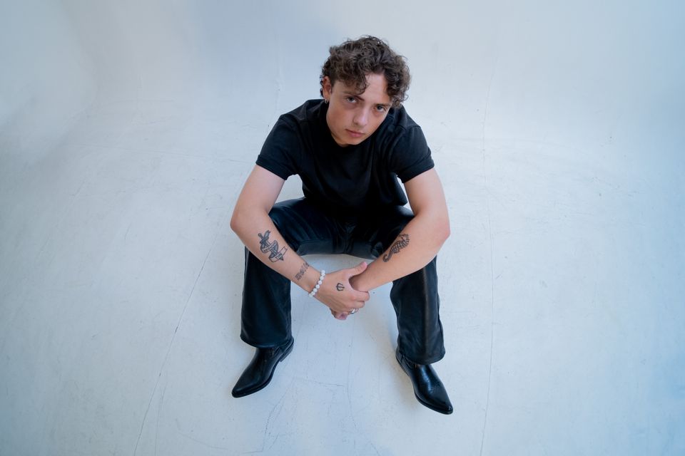 Jonathan Floyd deler kraftfulle “Intensjoner” | Universal Music Norge