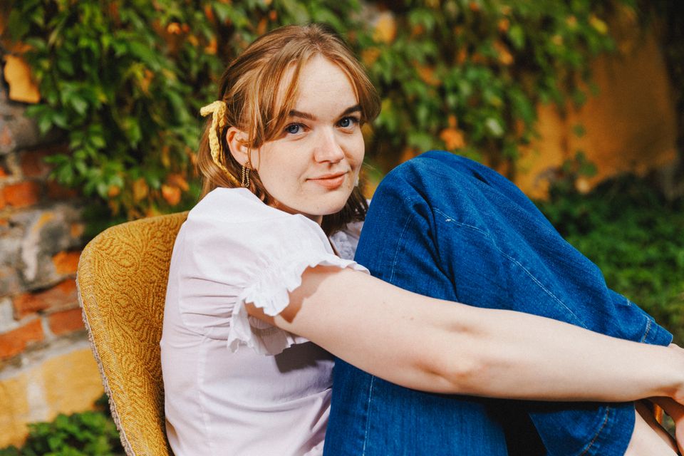 Emily Hammer debuterer med låten "Hjem" | Universal Music Norge