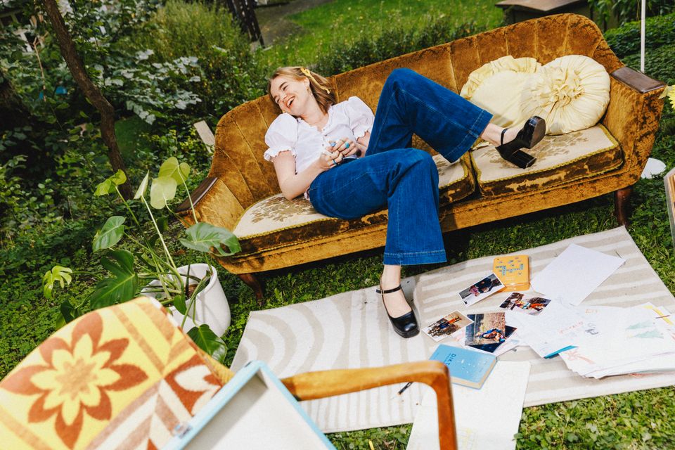 Emily Hammer debuterer med låten "Hjem" | Universal Music Norge