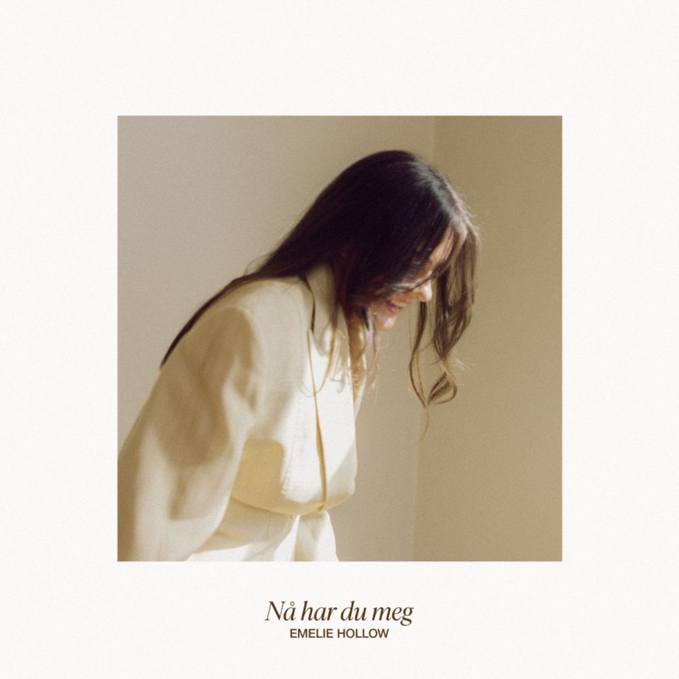 Emelie Hollow slipper musikk på norsk, og første låt ut er en sårbar og vakker kjærlighetslåt ...