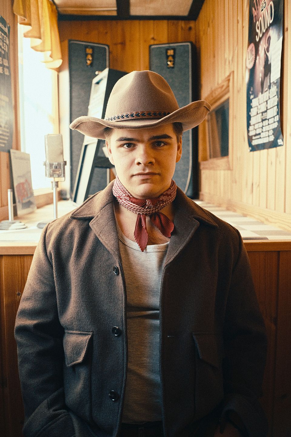 COUNTRYSTJERNE TOBIAS STEN SLIPPER DEBUTALBUM | Universal Music Norge