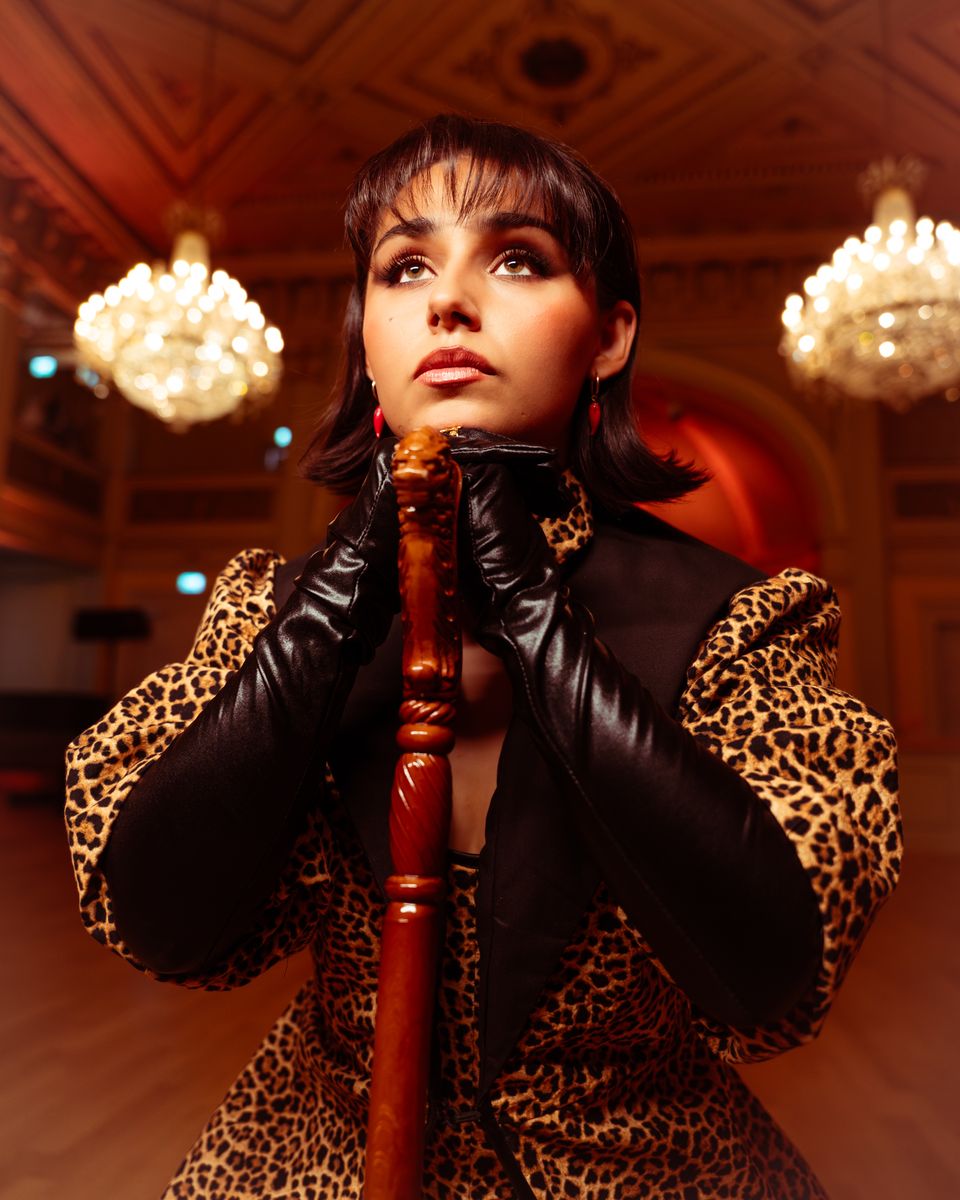 Alessandra slipper "Queen Almighty" – en kongelig girl power-banger med ...
