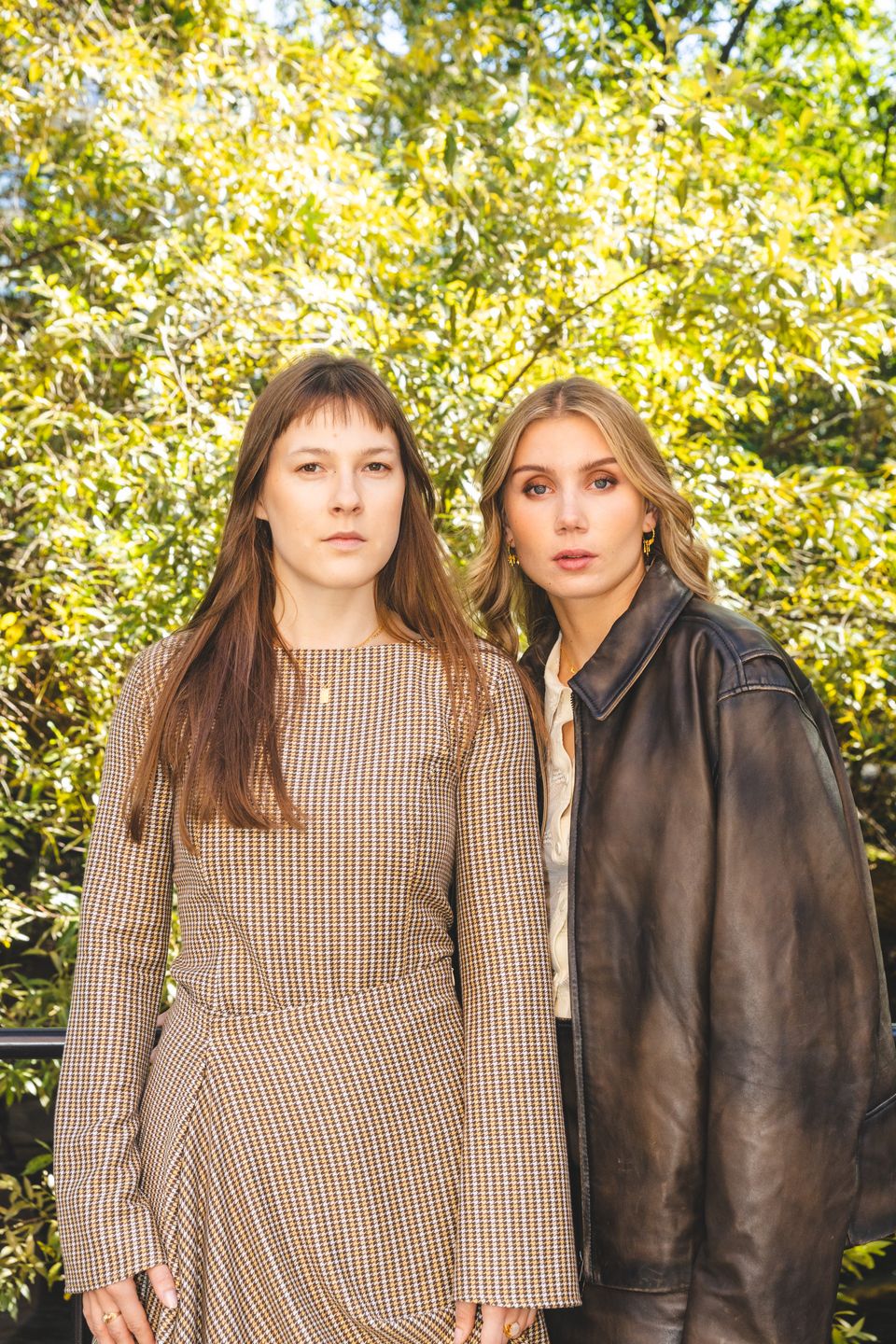 Ella Marie og Katarina Barruk slipper Oahpes Namat: en kraftfull låt om å gi jorden tilbake sitt ...