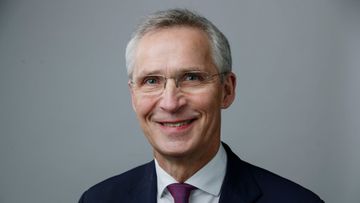 Priv til red: Finansminister Jens Stoltenberg holder ...