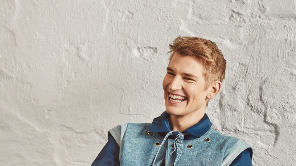 Oliver Mathisen med oppfordring om allsang, «Si Meg Hva Som Skjer ...