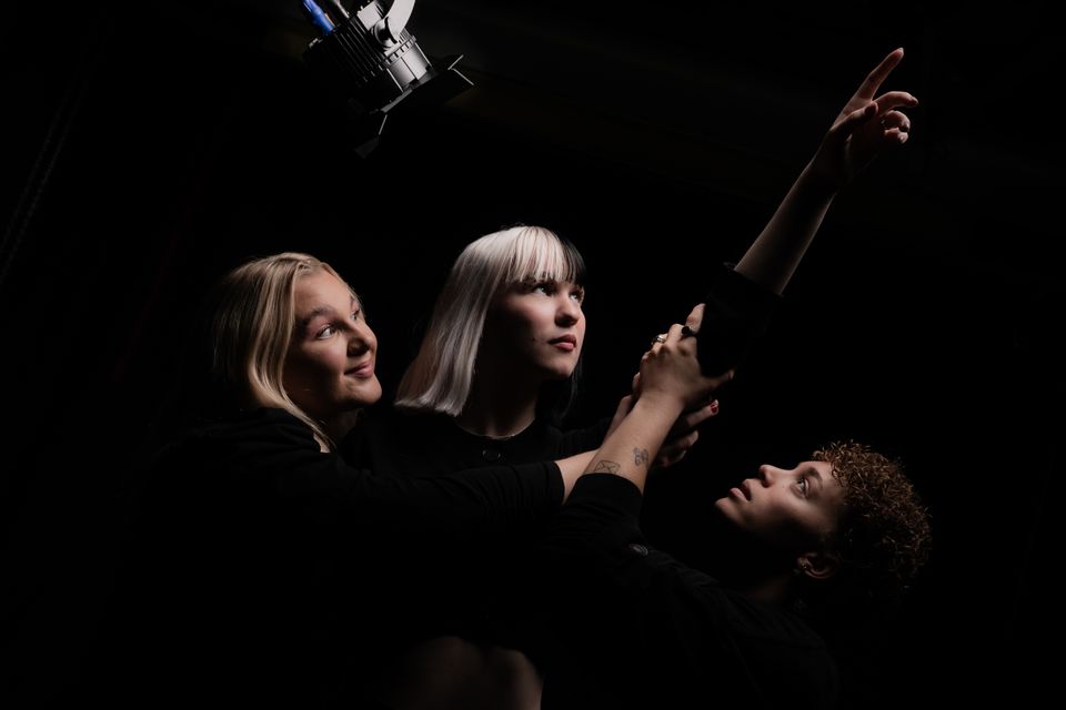 Unormal og Baksnakk på NRK med nye programledere i høst | NRK